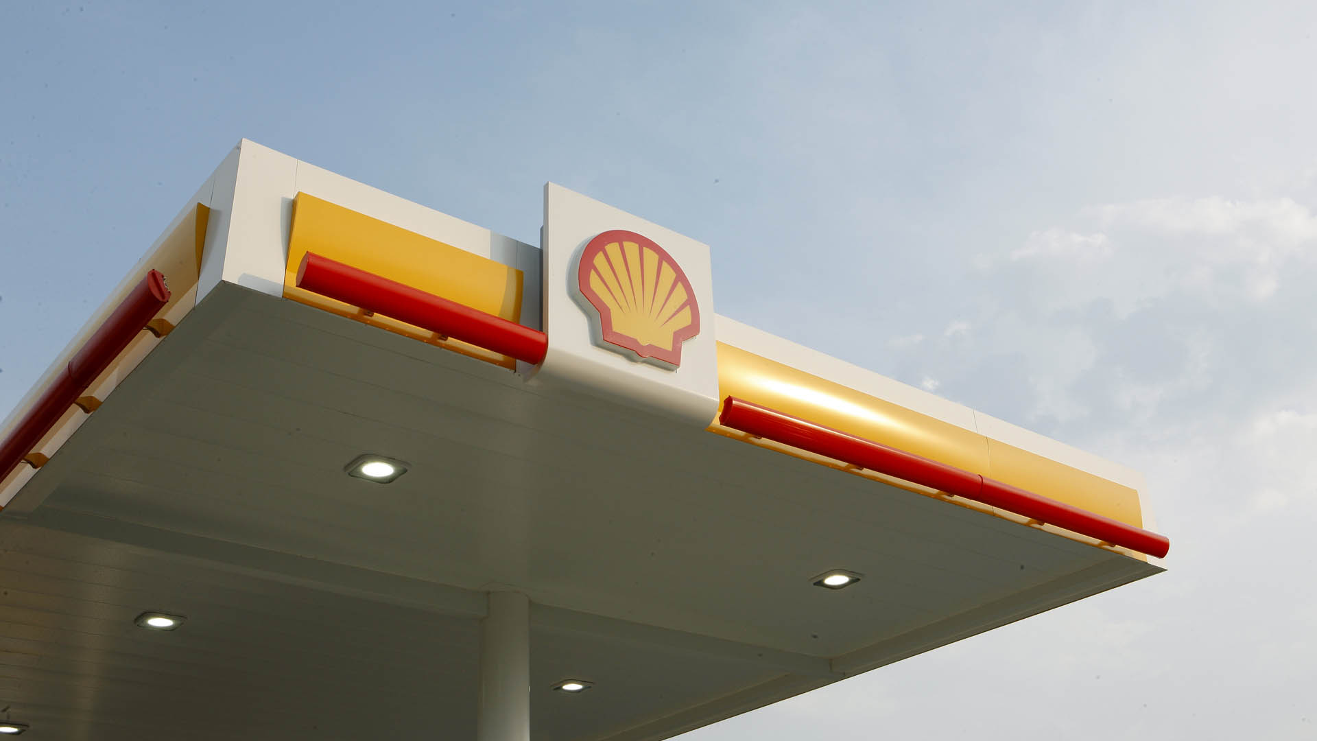 Shell’s 2024 profit declines amid weaker oil and gas prices - UAE Beacon
